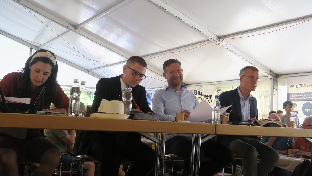 Ständli-Jury – von links. Moderatorin Leandra Bänziger, Christian Speck ...